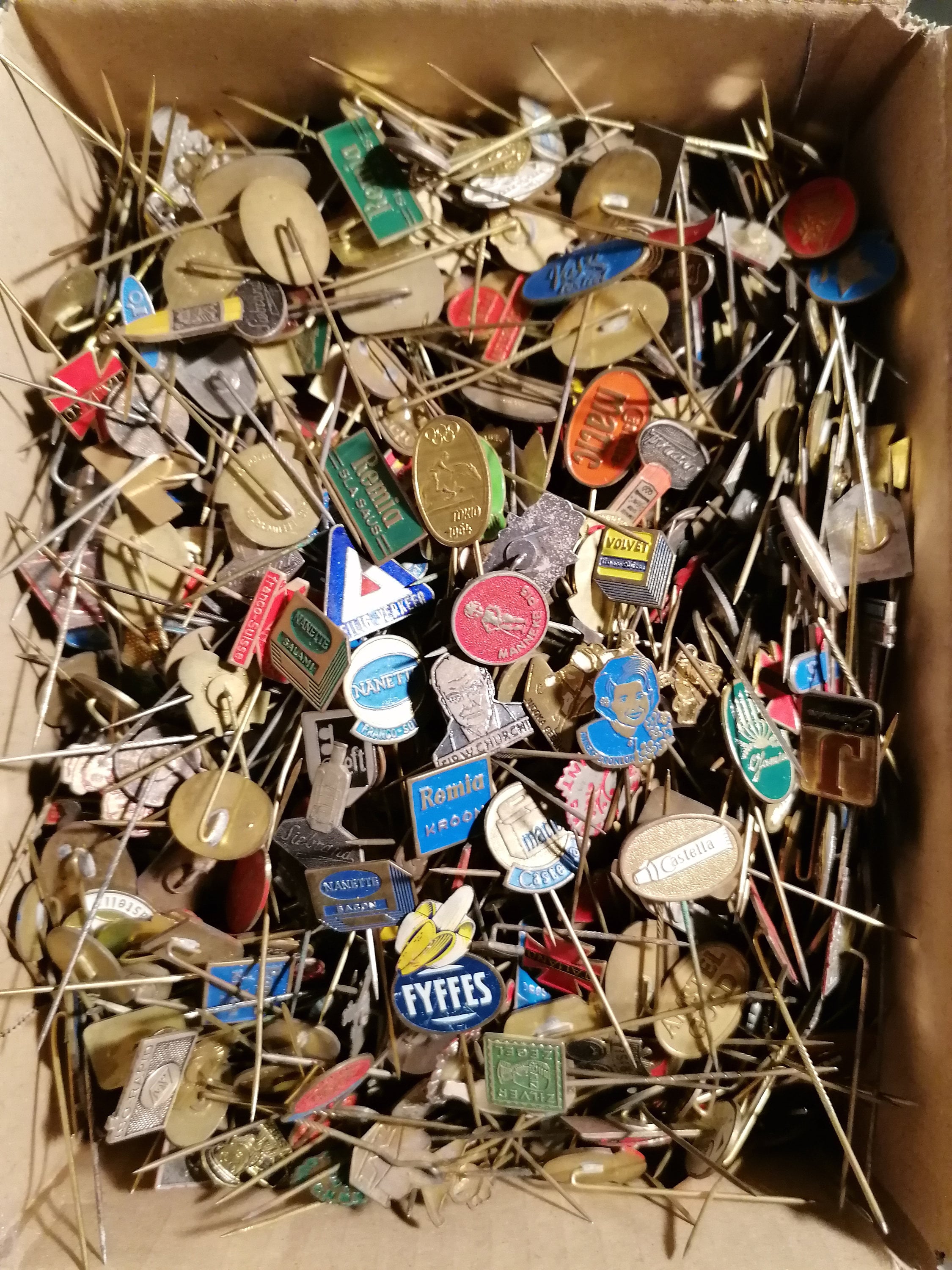 Vintage pinnen uit de jaren 1000. Metalen reclamespelden uit de jaren ...