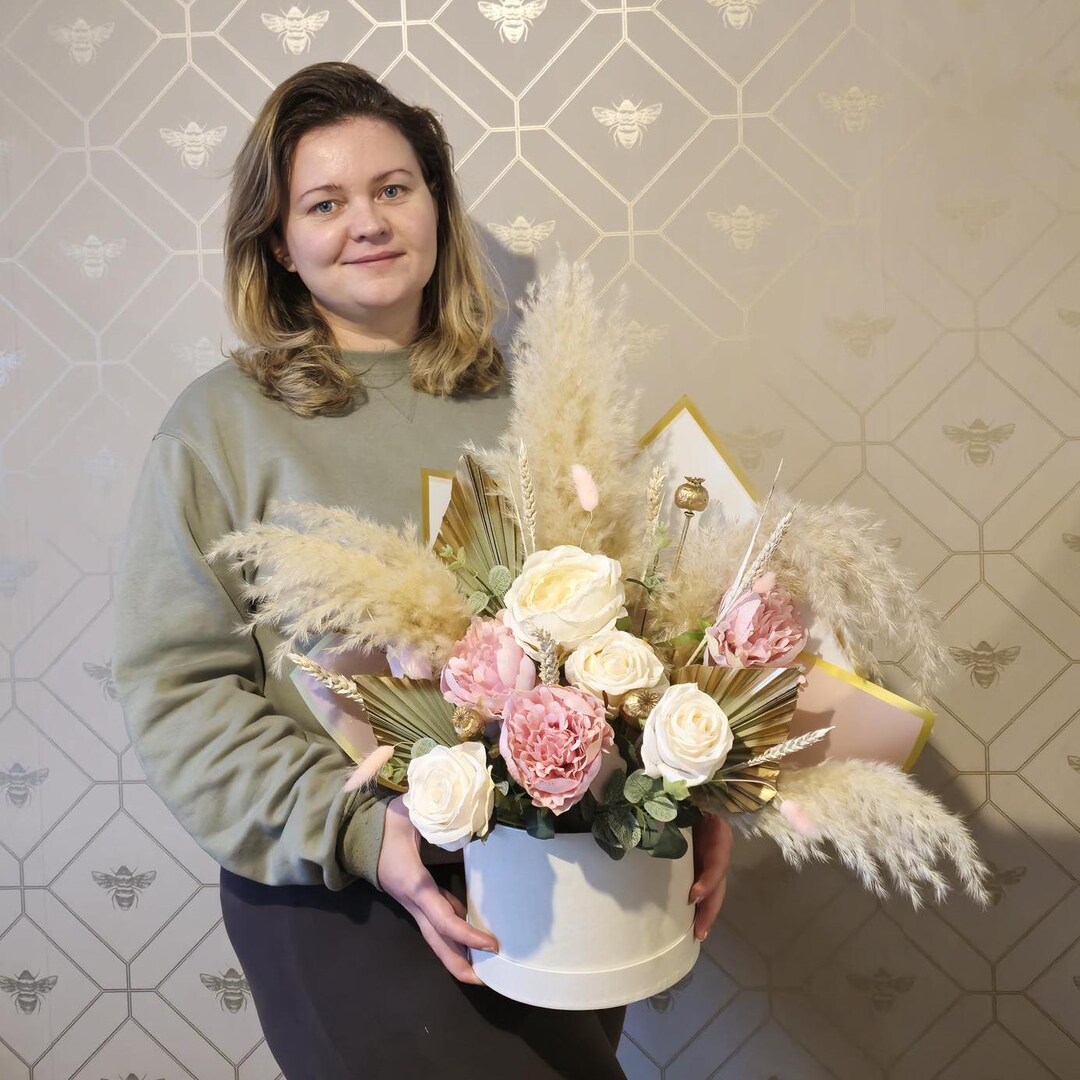Mother's Day Hat Box With Pink and Cream Flowers, Mixed With Pampas ...