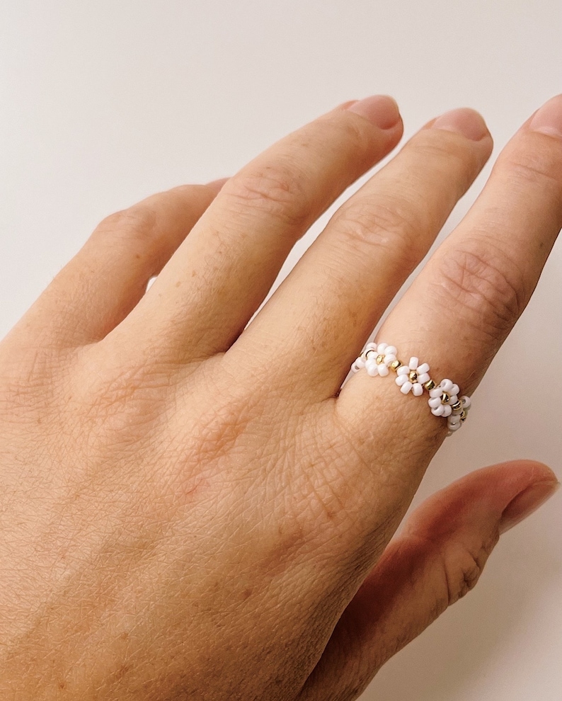 Keari - ELODIE Elegant Pearl Ring, White Daisies, Daisy, Beaded Ring ...