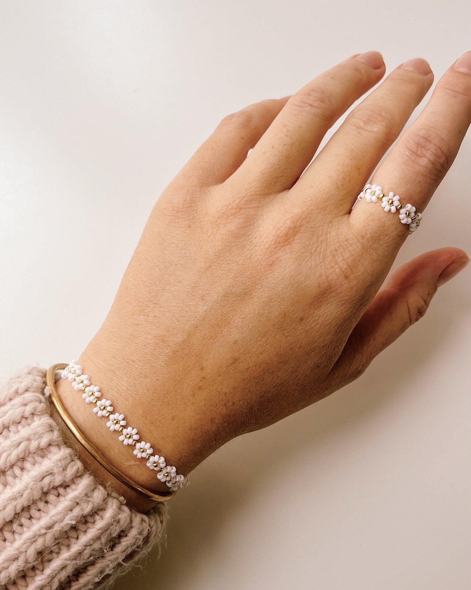 Keari - ELODIE Elegant Pearl Ring, White Daisies, Daisy, Beaded Ring ...