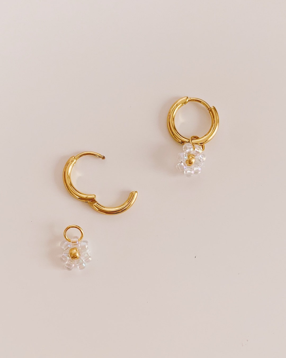 Keari - Hoop Earrings in Gold or Silver With Flower Pendant, Daisy ...