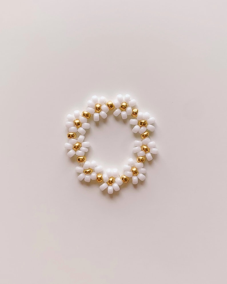 Keari - ELODIE Elegant Pearl Ring, White Daisies, Daisy, Beaded Ring ...