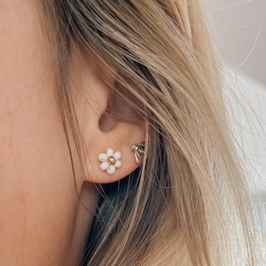 Keari - Stud Earrings in Gold With White Flowers, Daisy Earrings ...