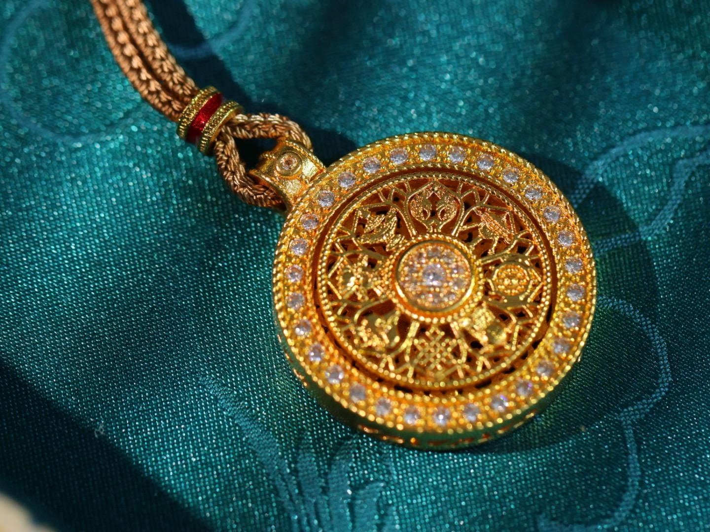 24k Gold Spinning Compass Pendant 转运罗盘 - Etsy