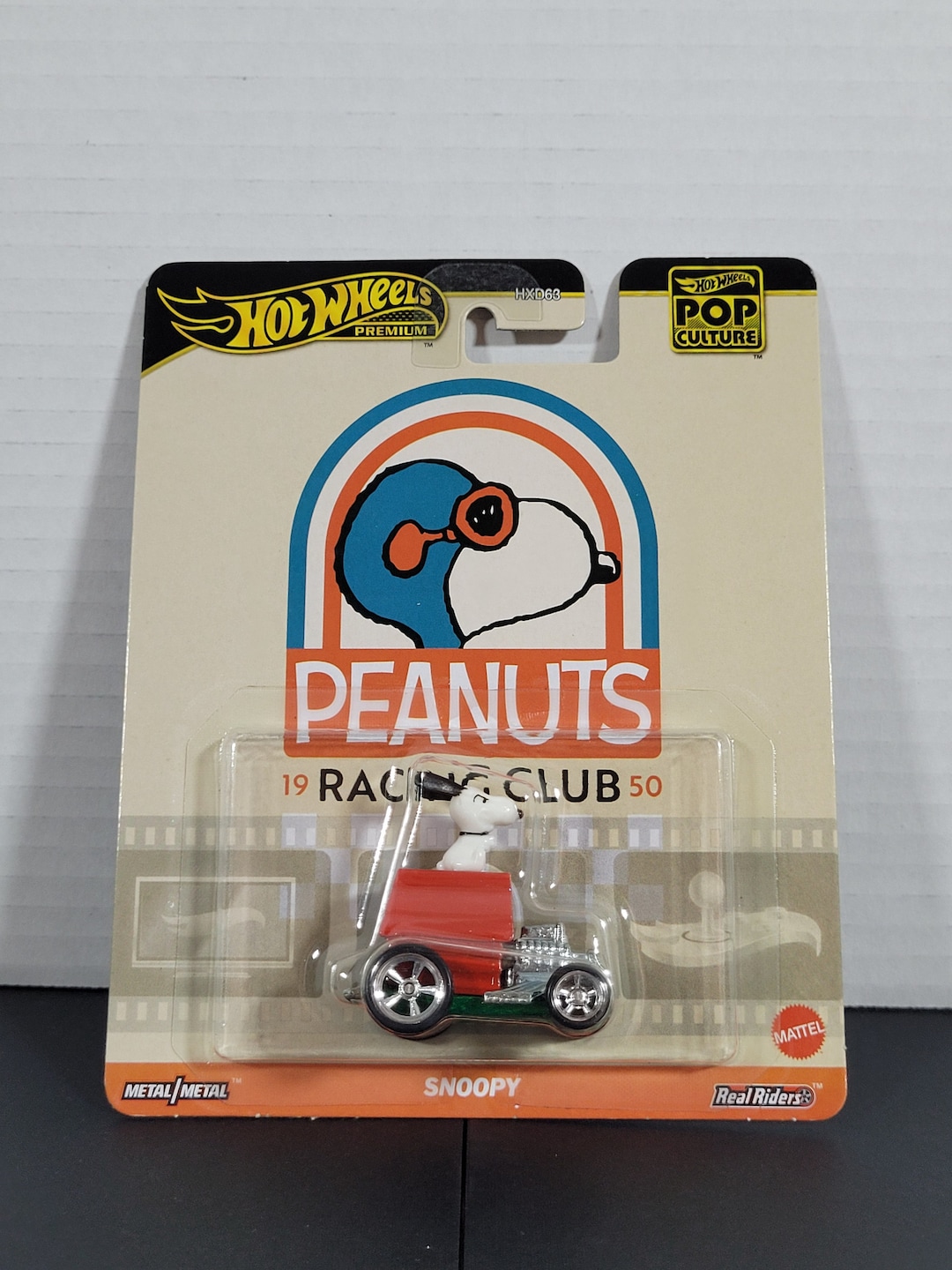 Hot Wheels Premium Pop Culture Peanuts Racing Club 1950 Snoopy on His Dog House - Die-cast Car ...