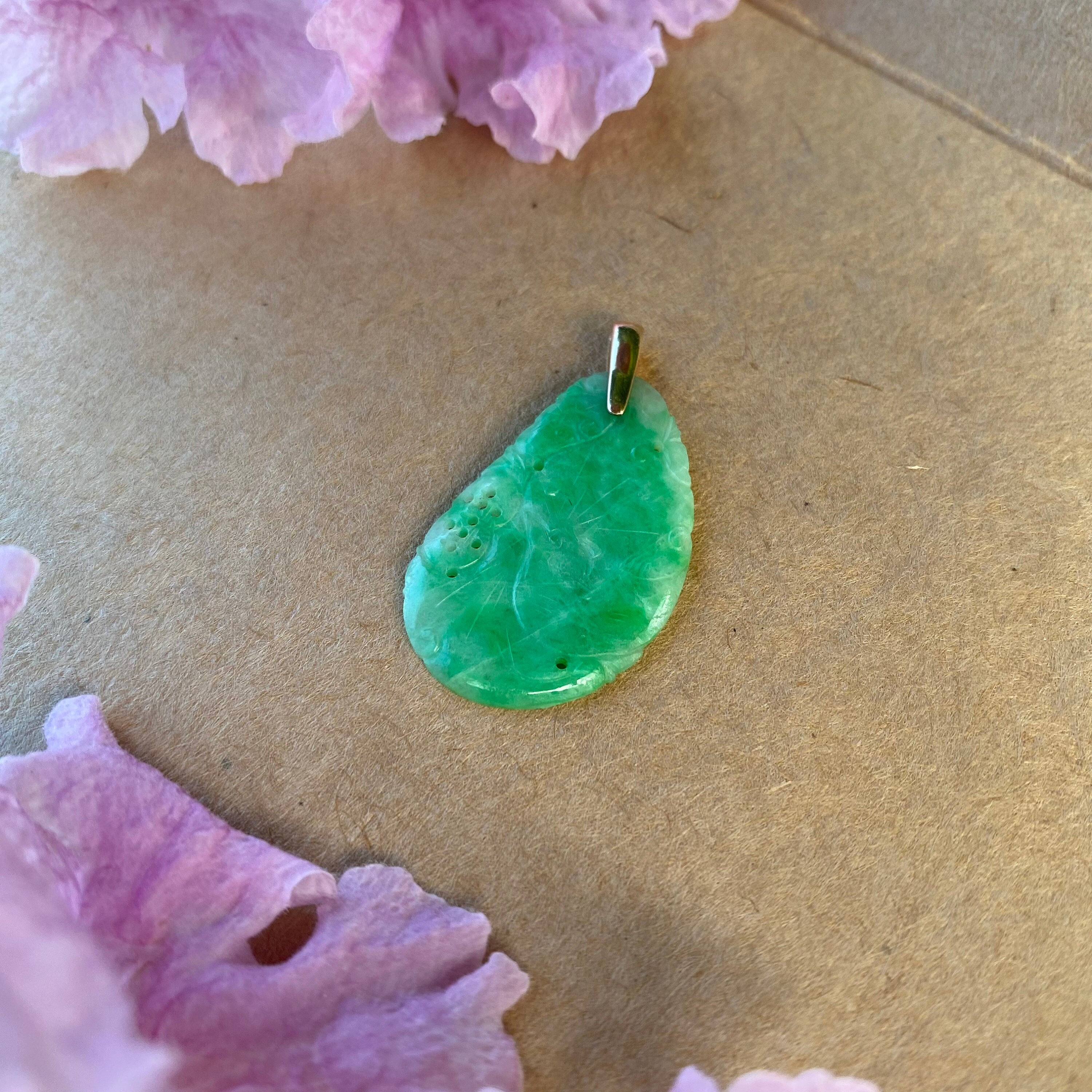 Vintage 14K Translucent Vivid Green Jade Pendant | Kidney Shape | 14K ...