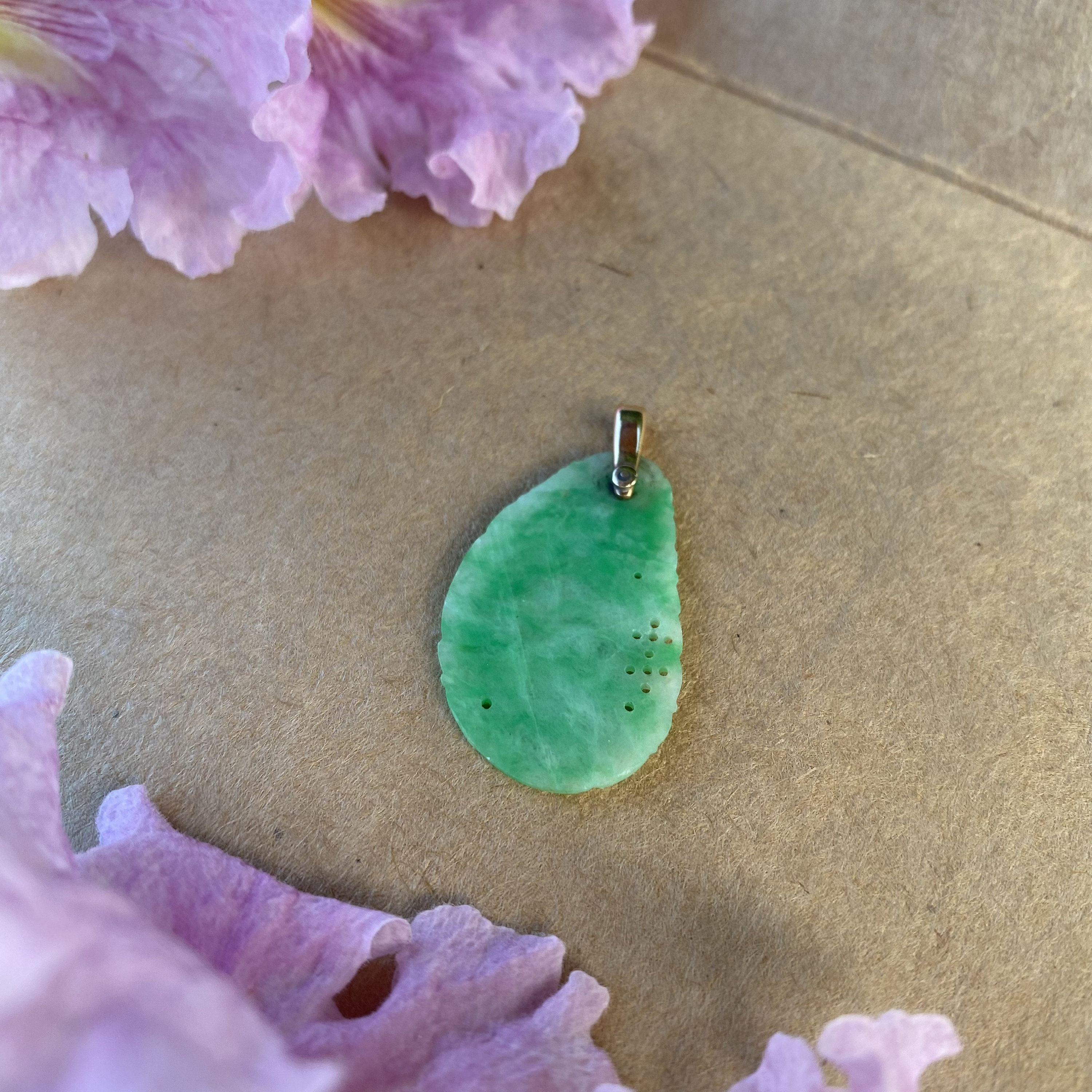 Vintage 14K Translucent Vivid Green Jade Pendant | Kidney Shape | 14K ...