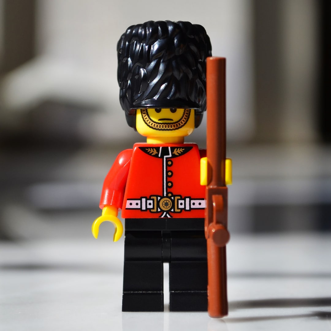 Royal Guard - Genuine LEGO® Minifigure / With Rifle King's Queen's Red ...
