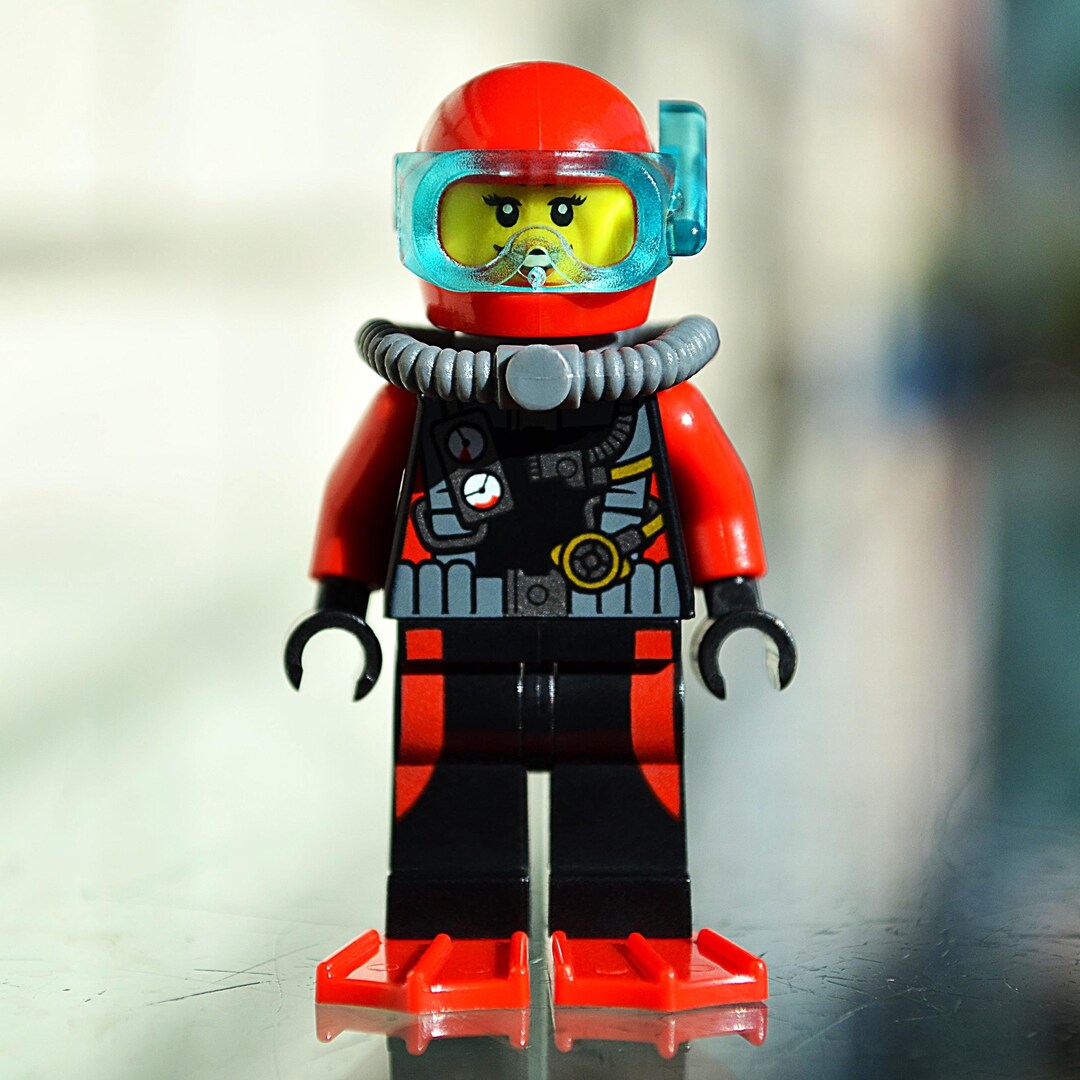 Scuba Diver - Genuine LEGO® Minifigure / Female Woman With Diving Fin ...