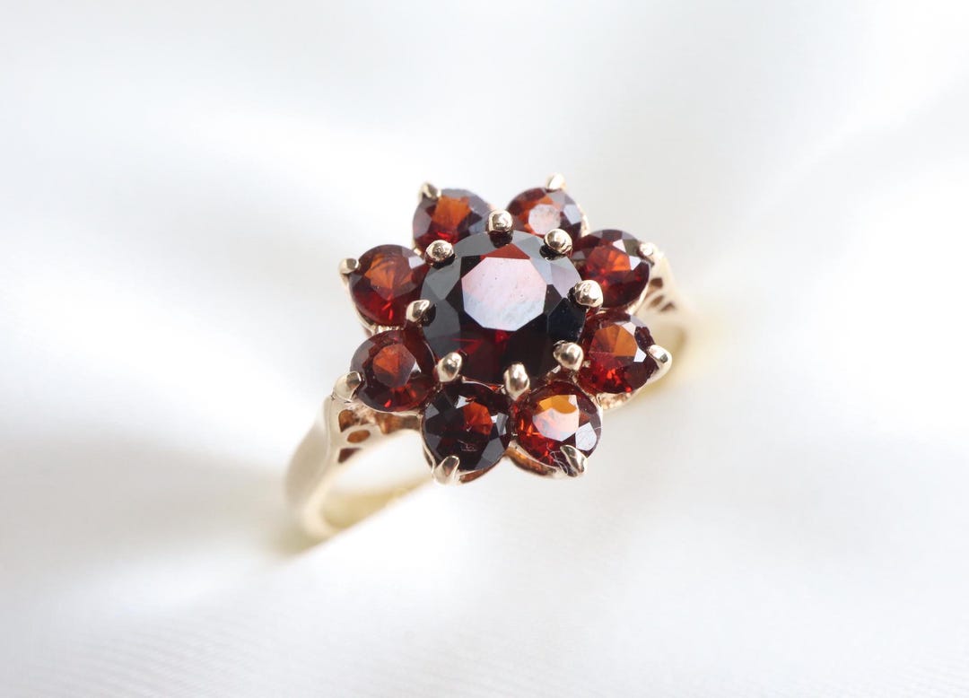 Vintage 9ct Gold Garnet Cluster Flower Head Ring, Size EU 11,5 - Etsy