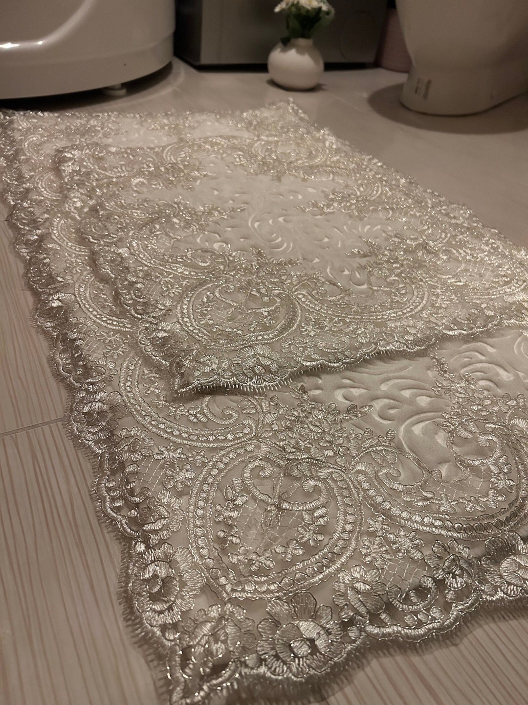 Exclusive Cream on Silver Lace Washable Bathmat, Cream Non-slip Bathrug ...