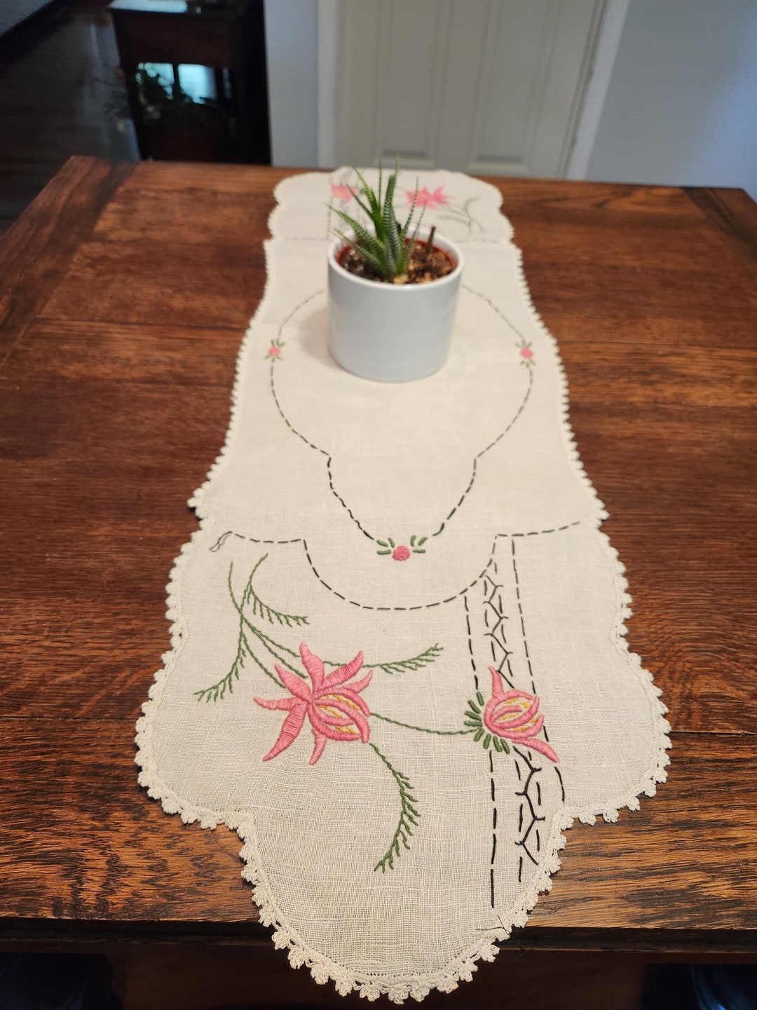 Vintage Embroidered Table Runner/dresser Scarf 38" X 12" Cottage Granny ...