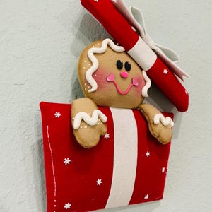 Gingerbread Man in A Gift Box, Gingerbread Man Christmas Gift Wreath ...