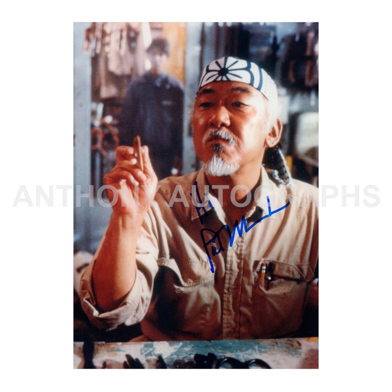 PAT MORITA / Karate Kid: Sr. Miyagi - Foto autografada à mão com ...