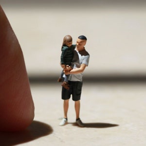 Miniature Father Holding Daughter People Unpainted Figure 1/87 1/72 1/ ...