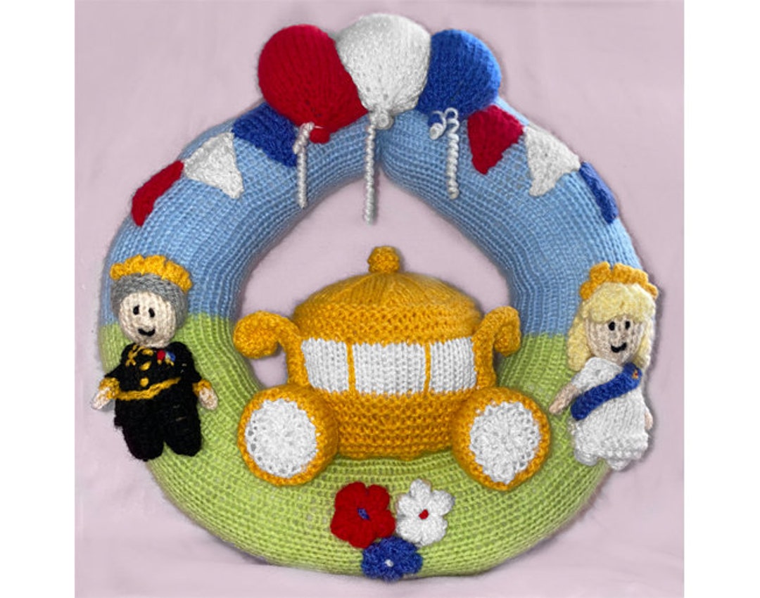 KNITTING PATTERN - Royal King Coronation Wreath Hanging Decoration 26 ...