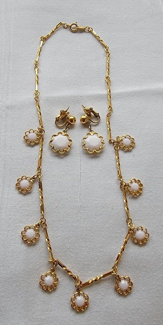 Vintage Gold Trifari Necklace - Gem