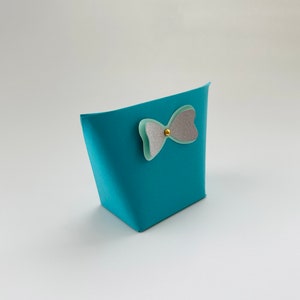 Bow Treat Box SVG - Bow Gift Box SVG Template - Modern Box With Bow Svg ...