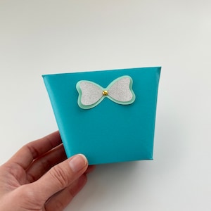 Bow Treat Box SVG - Bow Gift Box SVG Template - Modern Box With Bow Svg ...