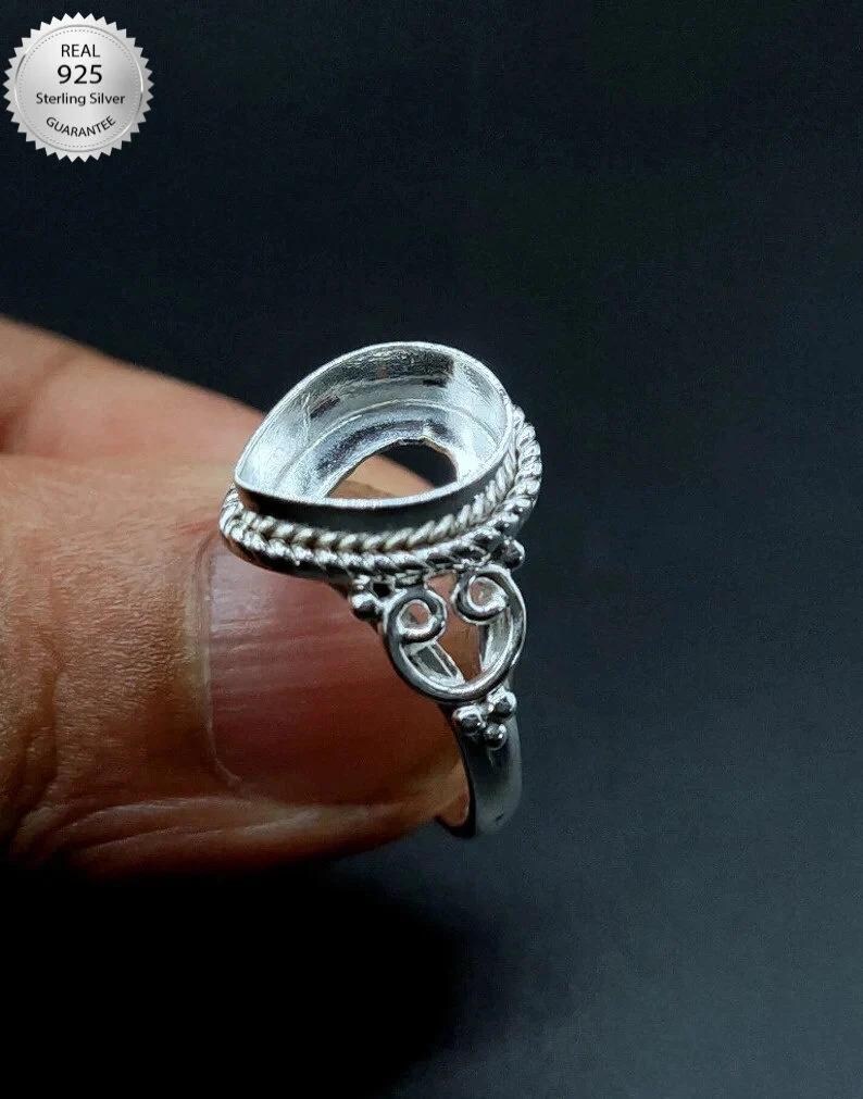 Anillo con engaste de bisel de plata de ley hecho a mano con gema de ...