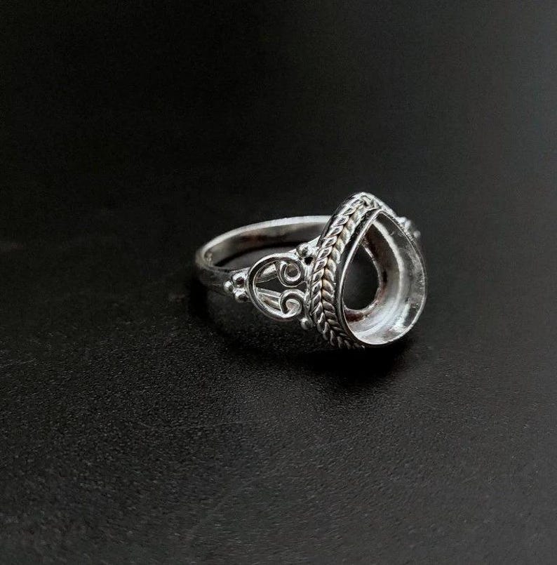 Anillo con engaste de bisel de plata de ley hecho a mano con gema de ...