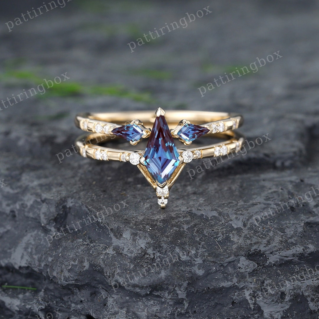Vintage Kite Cut Alexandrite Engagement Ring Set Unique Yellow Gold ...