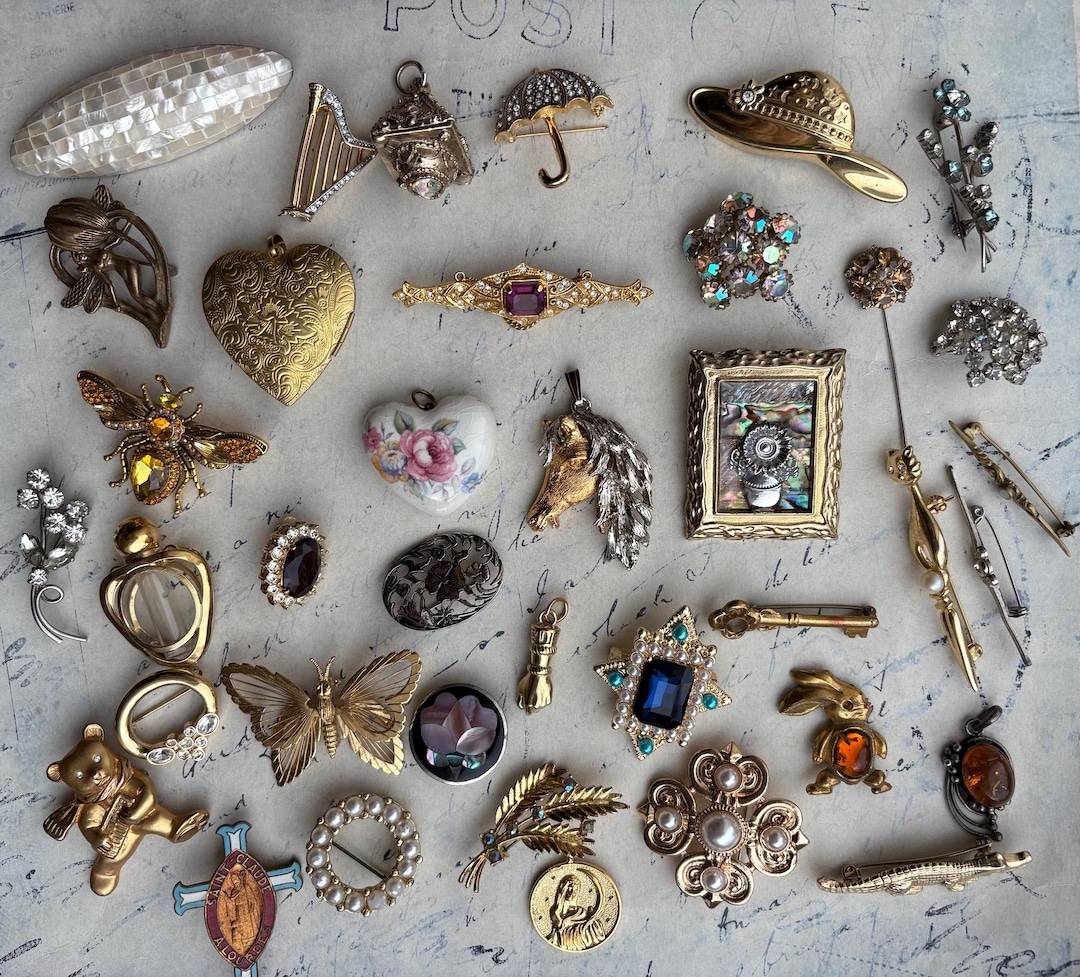 Beautiful Vintage Jewelry Brooches Pendants Charms Medals Set Lot ...