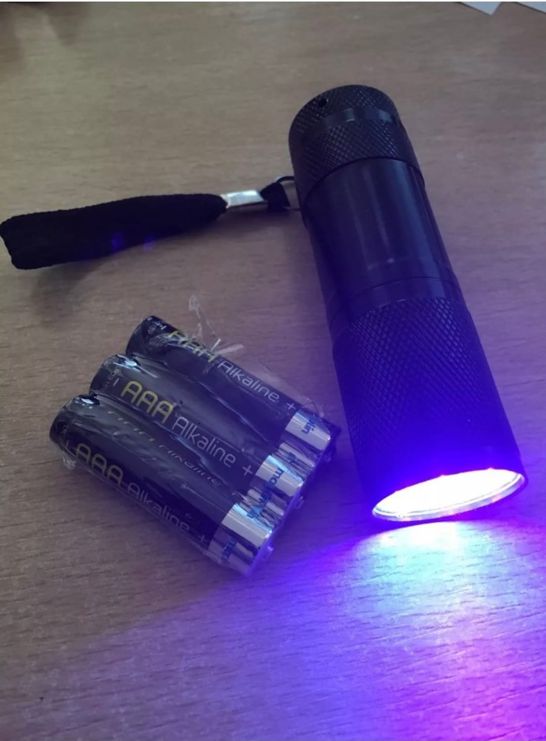 Detección Gérmenes En Vector De Mano Humana | Vector Gratis Linterna UV