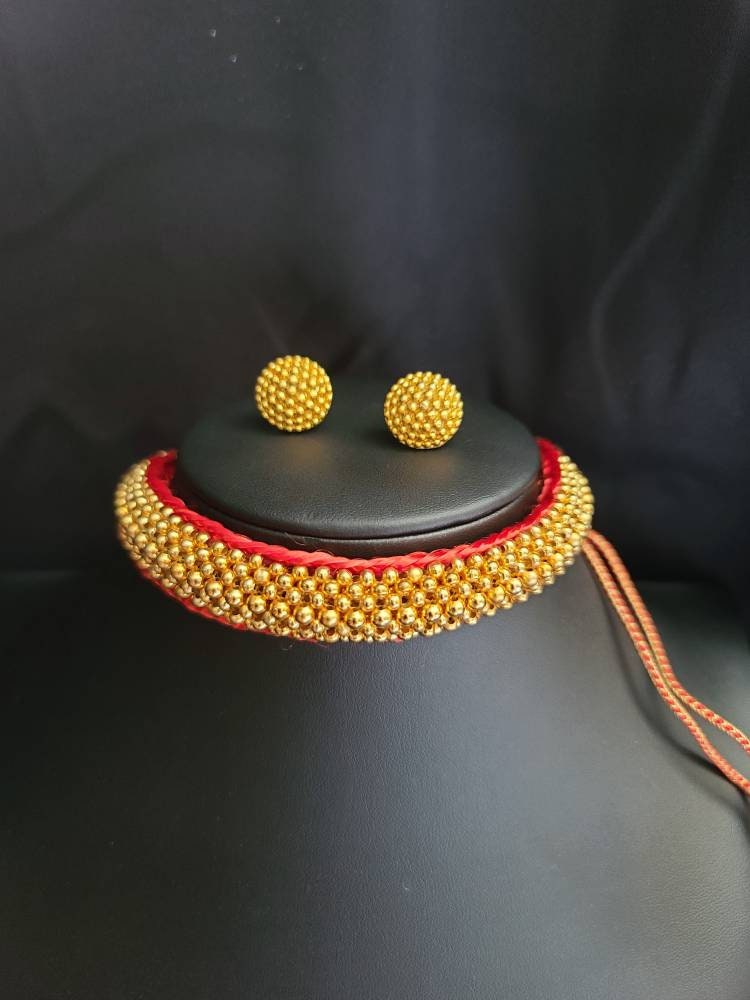 Maharashtrian Elegance: Gold Kolhapuri Thushi Necklace Set / Bormal ...