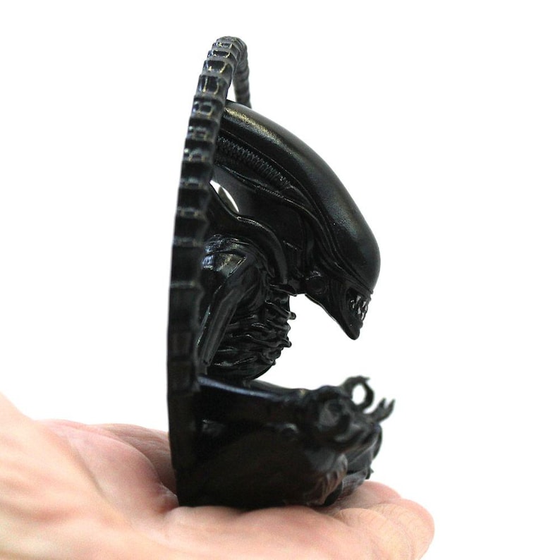 Meditating Xenomorph Fridge Magnet: Sci-fi Zen Decor - Etsy