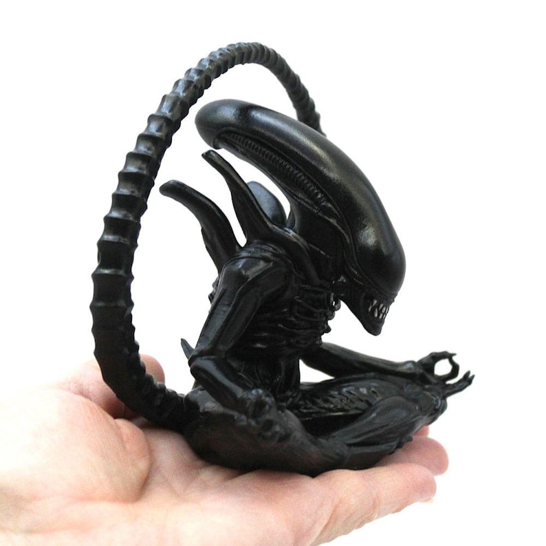 Meditating Xenomorph Statue: Sci-fi Yogi Decor - Etsy