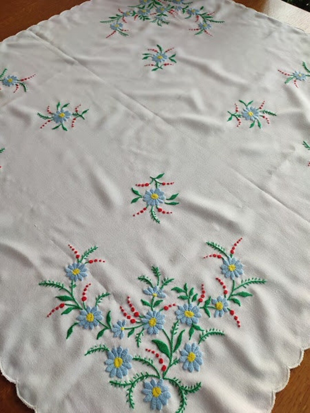 Hand Embroidered Tablecloth With Daisy, Hand Embroidered Daisies ...