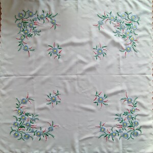 Hand Embroidered Tablecloth With Daisy, Hand Embroidered Daisies ...