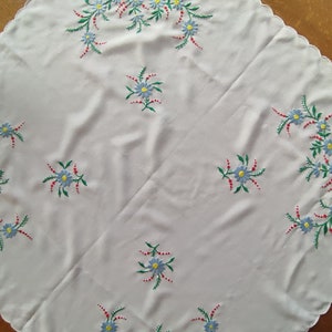 Hand Embroidered Tablecloth With Daisy, Hand Embroidered Daisies ...