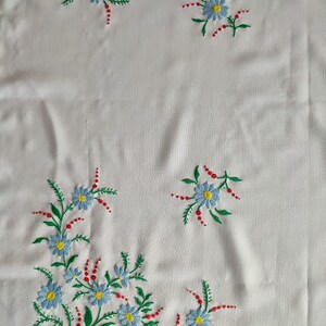 Hand Embroidered Tablecloth With Daisy, Hand Embroidered Daisies ...