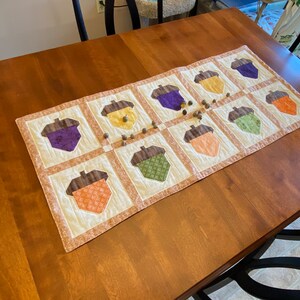 Autumn Acorn Tablerunner (light) - Etsy