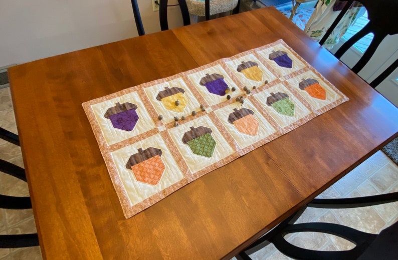 Autumn Acorn Tablerunner light - Etsy
