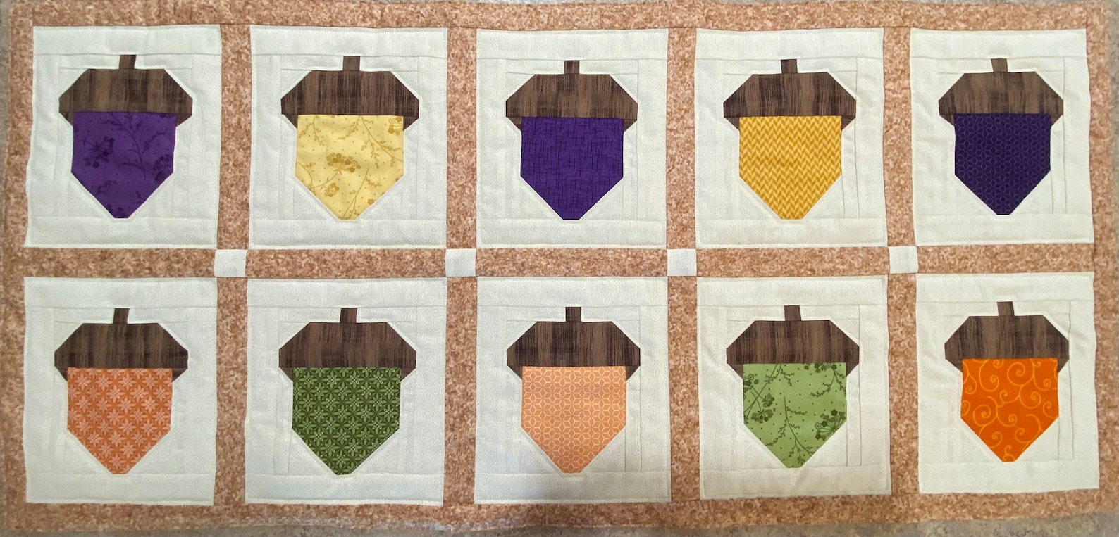 Autumn Acorn Tablerunner light - Etsy