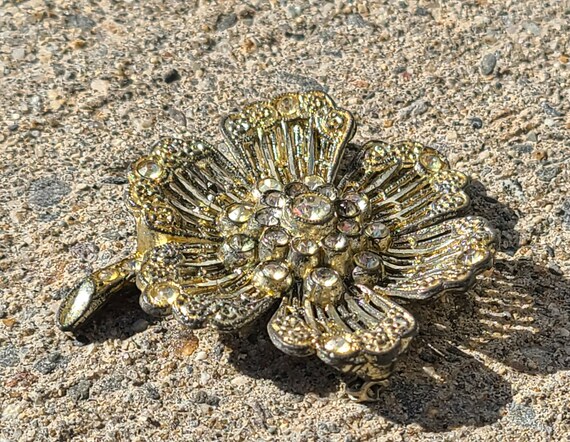 1930's Pot Metal Ornate Floral Brooch - Gem