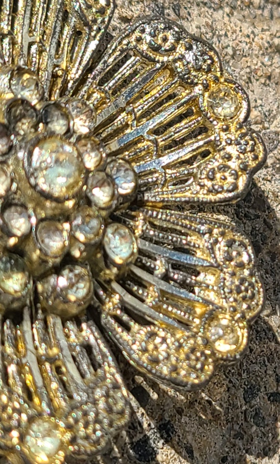 1930's Pot Metal Ornate Floral Brooch - Gem