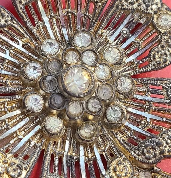 1930's Pot Metal Ornate Floral Brooch - Gem