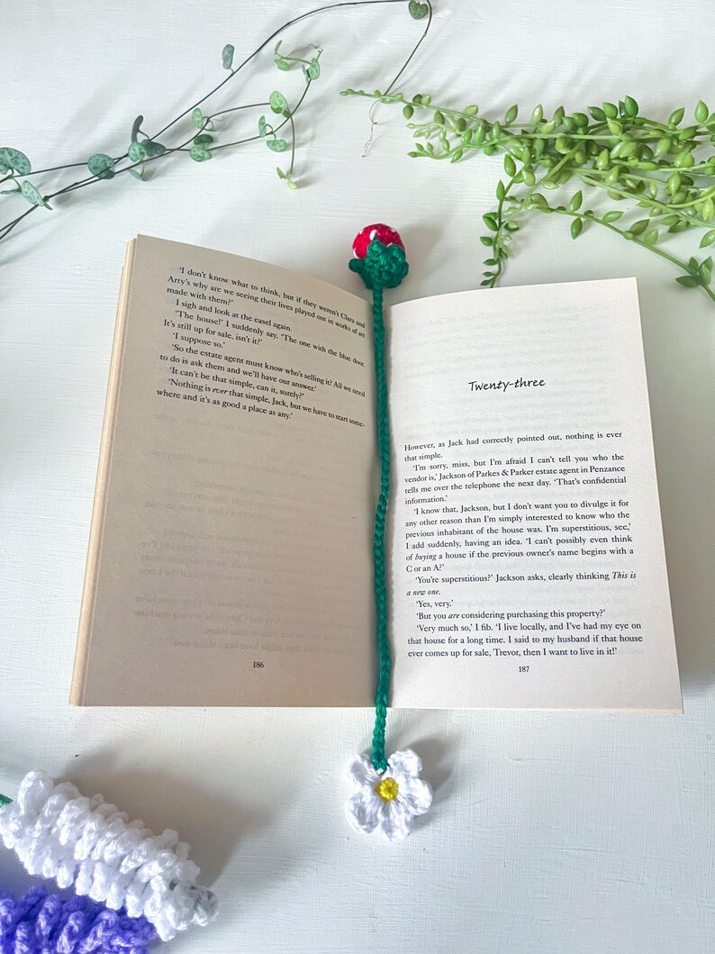 Crochet Strawberry Daisy Bookmark, Book Lover Gift - Etsy