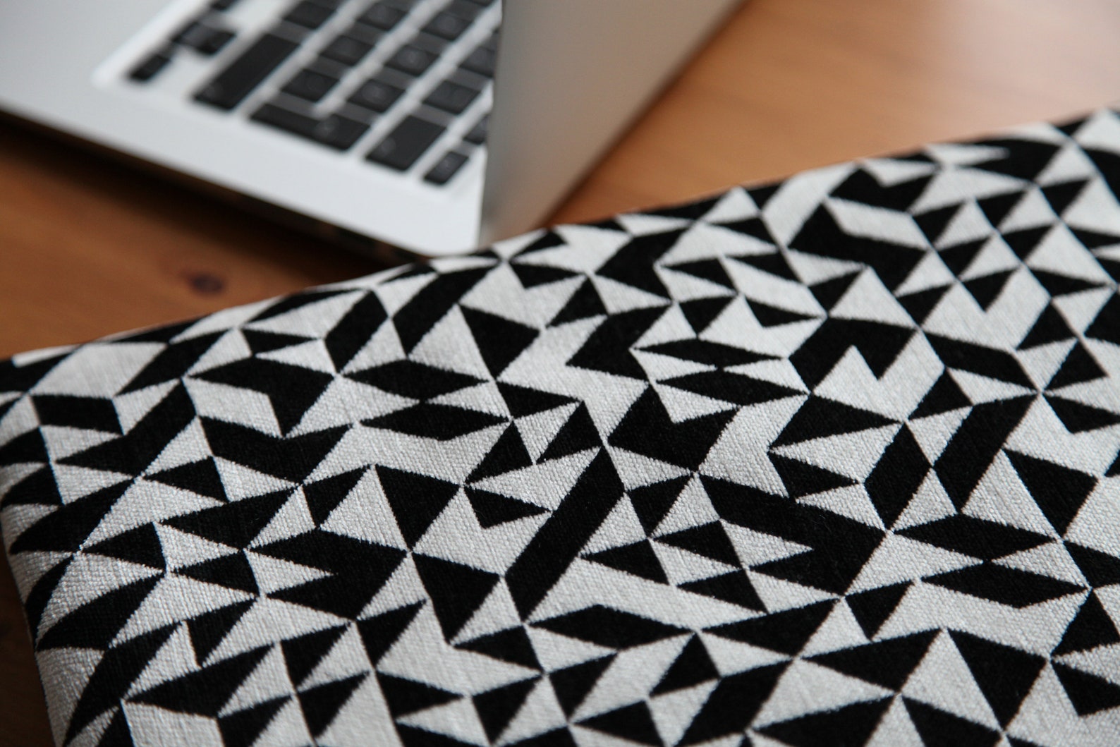 Black White Geometric Laptop Sleeve, Padded 13, 14, 15 Inch Laptop Case ...