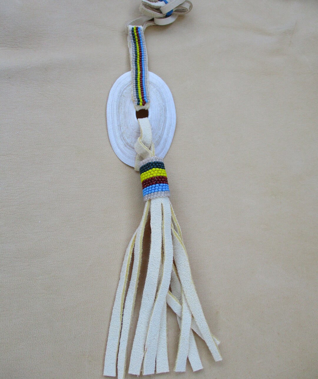 Concha de lapa de volcán blanco con piel de venado y diseño de cuentas ...