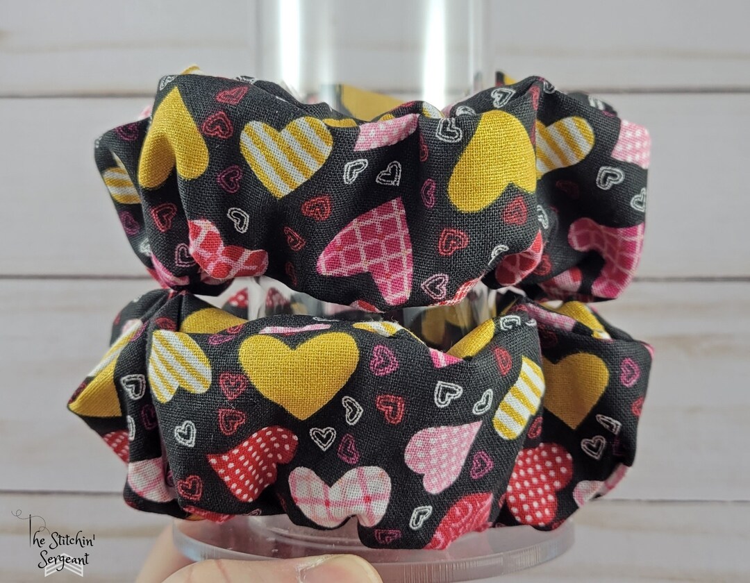 Cute Pattern Hearts Scrunchie, Pattern Hearts on Black Hair Ties, Wide ...