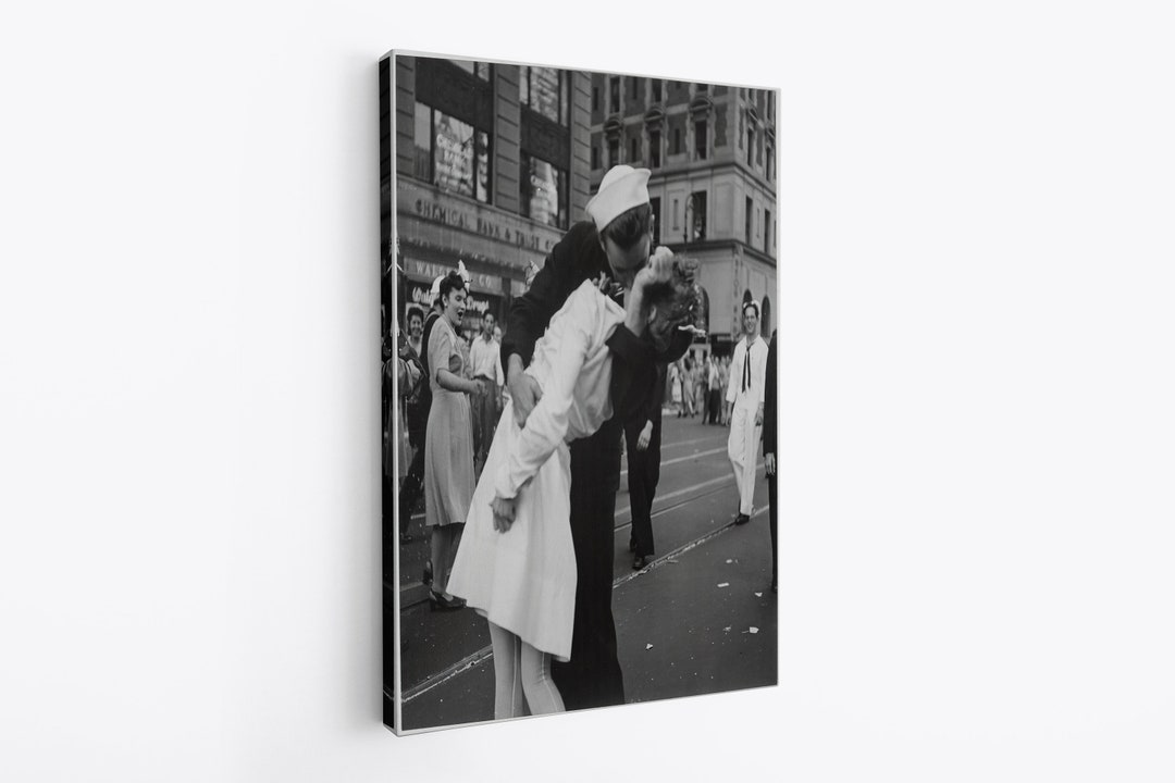 V-J Day in Times Square Navy Sailor Kissing a Total Stanger August 14 ...
