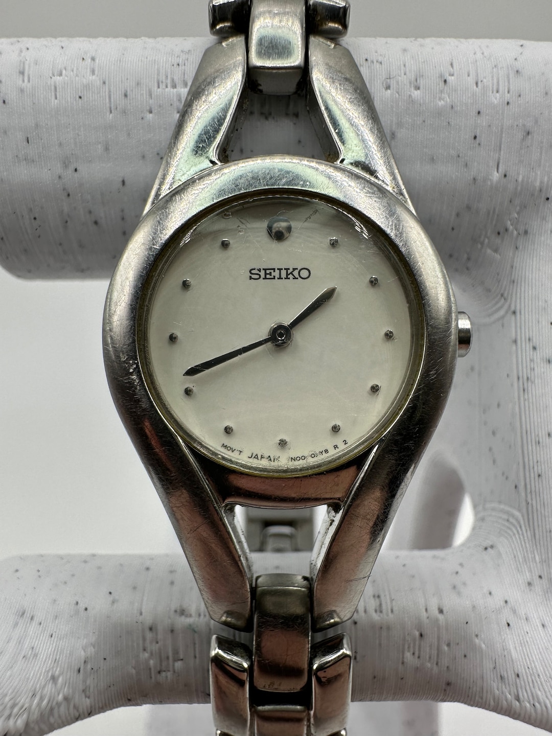 Vintage Seiko 1N00 Ladies Silver Watch White Circle Face Small Gift Her ...