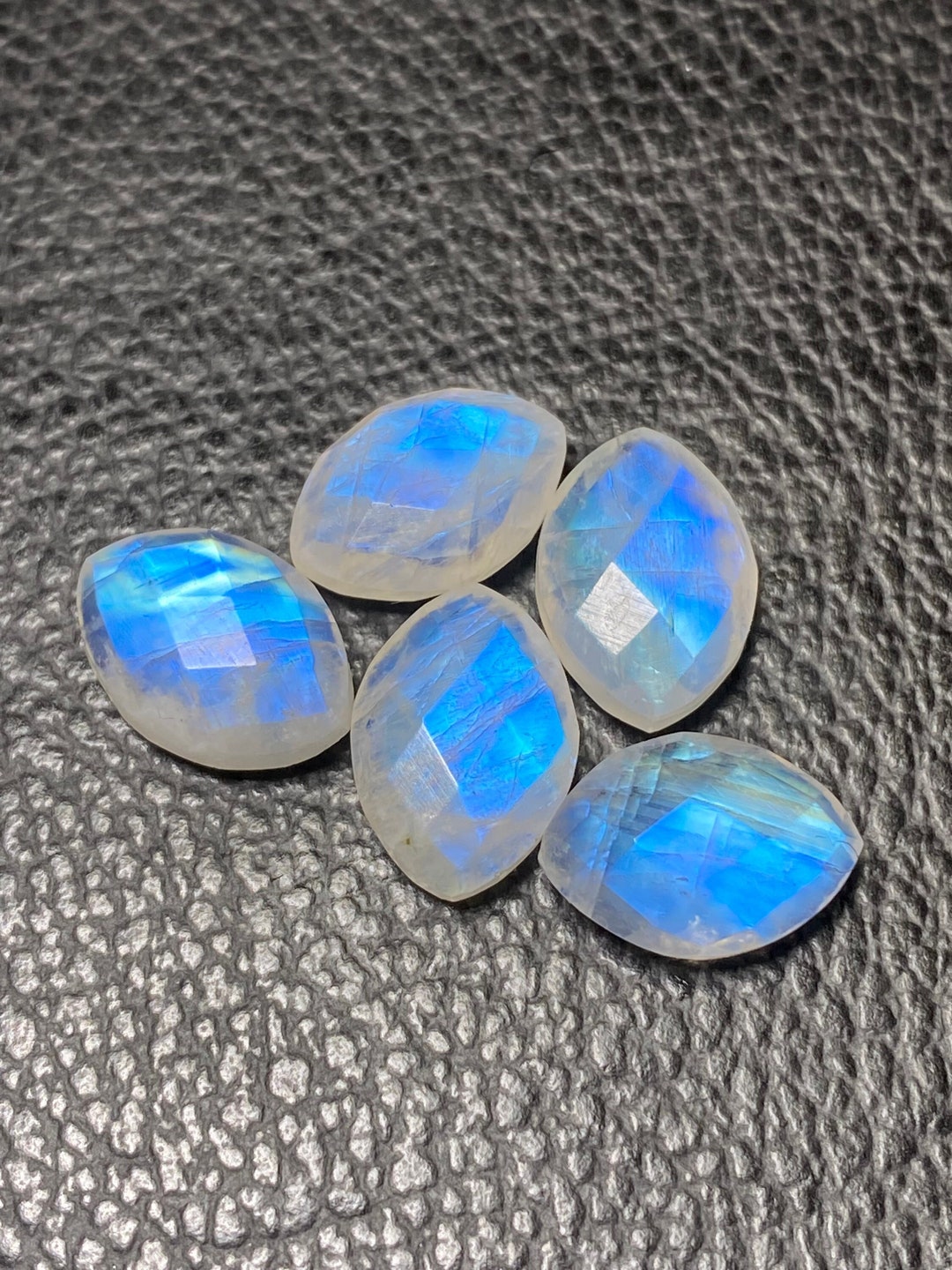 Magnifique pierre de lune arc-en-ciel de feu bleu des deux côtés taille ...