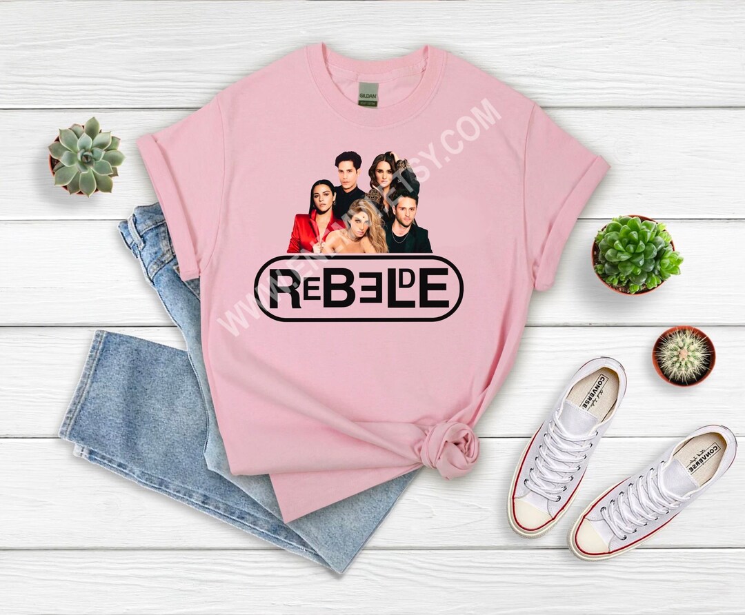 Rebelde T-shirt RBD Black Lettering T Shirt Pa’ Los 2000 Escuchada Rbd ...