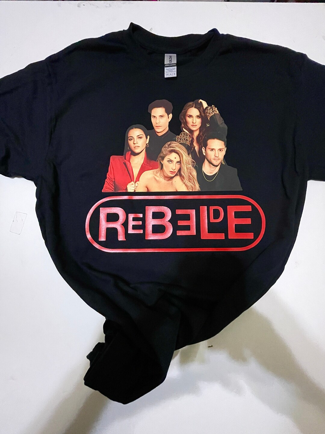 Rebelde T-shirt RBD Red Lettering T Shirt Pa’ Los 2000 Escuchada Rbd ...